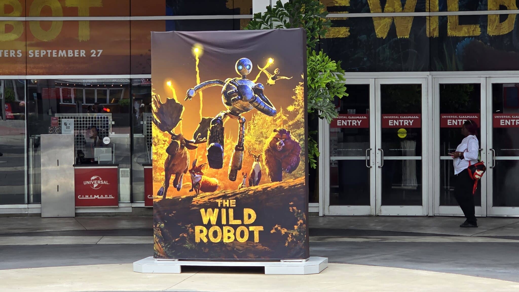 Roz & Brightbill from Dreamworks ‘The Wild Robot’ Movie Photo Op in ...