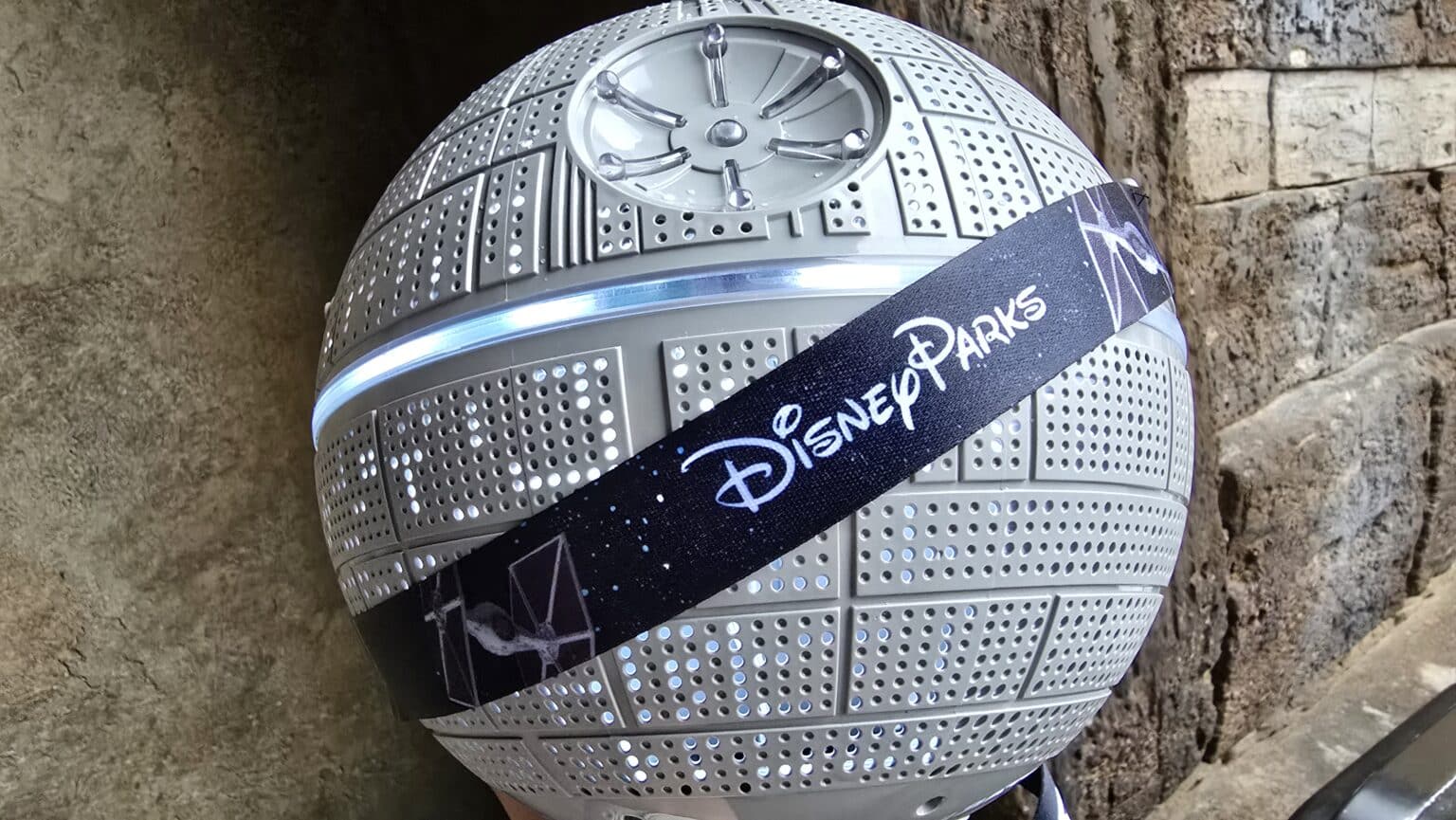 “That’s No Moon, It’s a Space Station.” Light-Up Death Star Popcorn ...